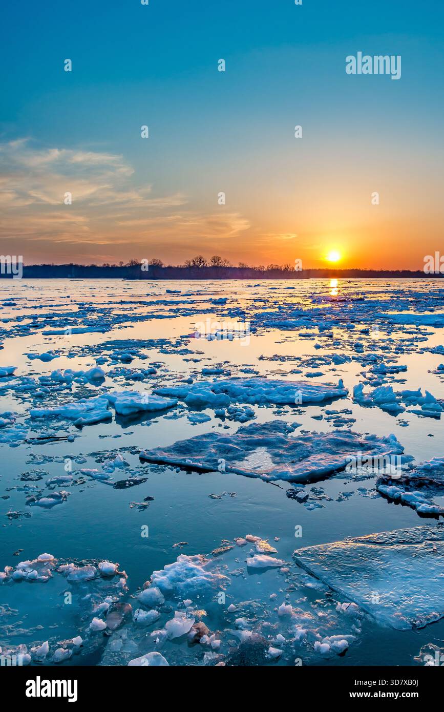 Boken ice hi-res stock photography and images - Alamy