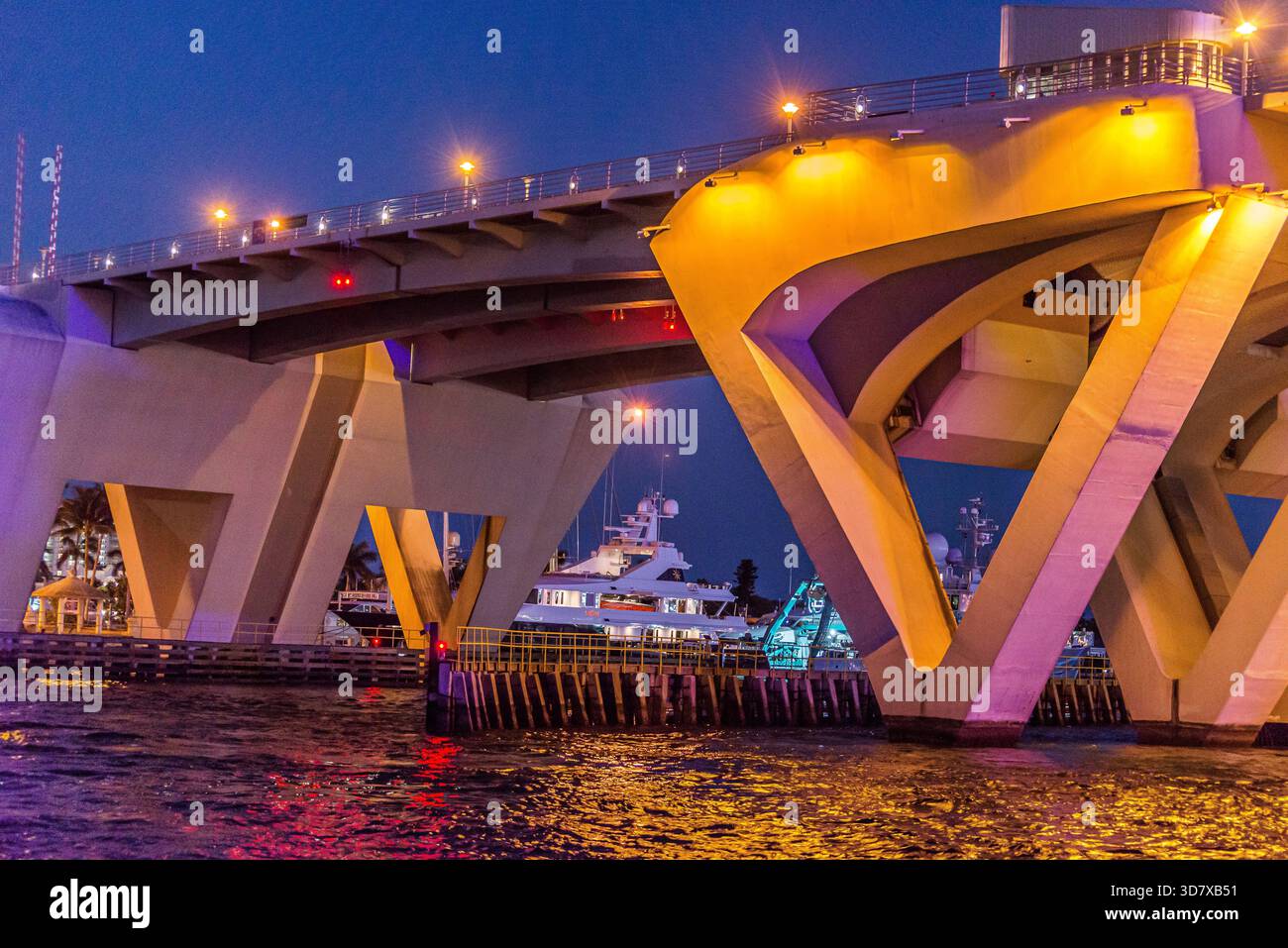 17th street causeway cars hi-res stock photography and images - Alamy