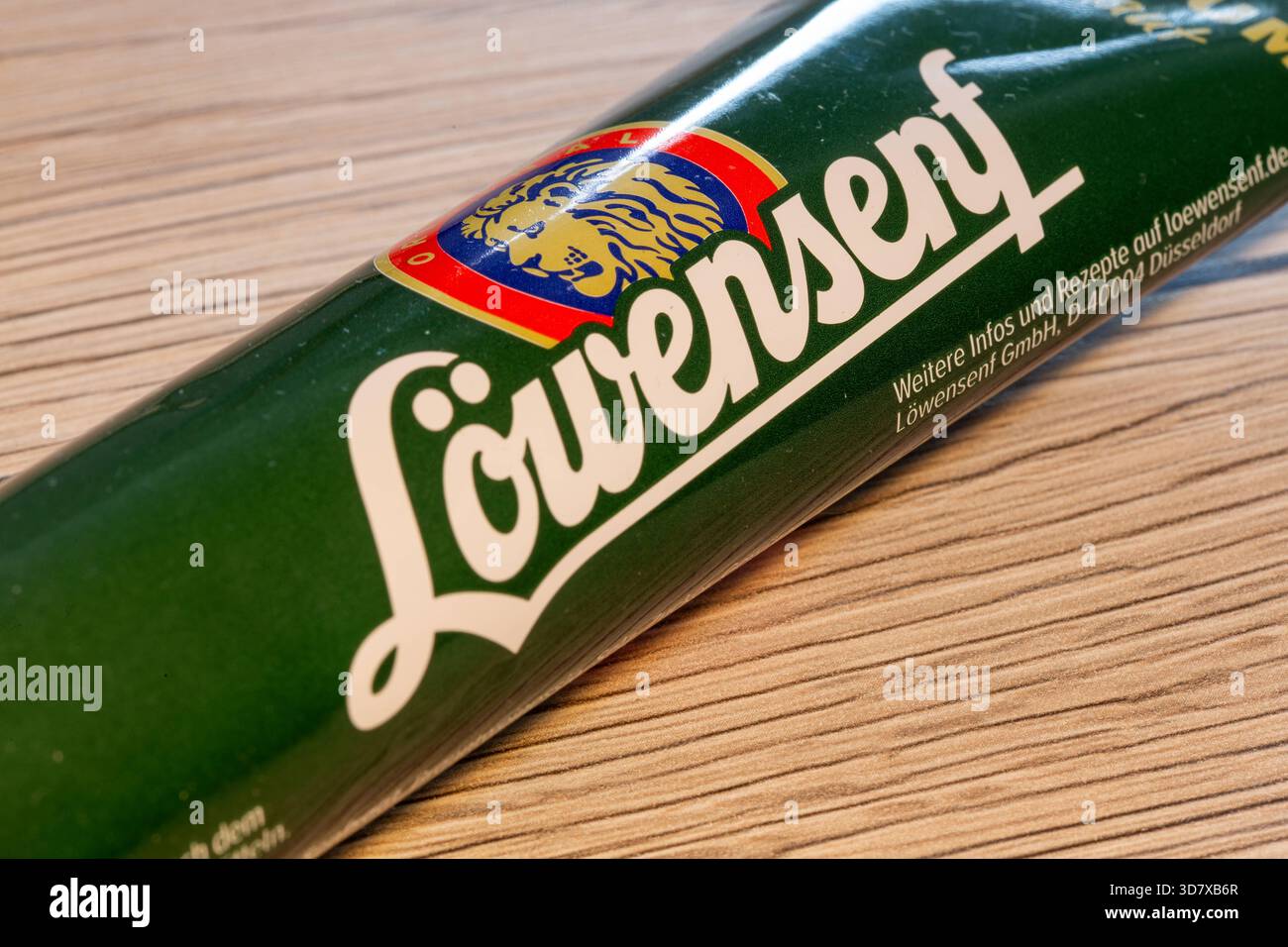 Nahaufnahme einer Tube LÖWENSENF *** Close-up of a tube of LÖWENSENF ...