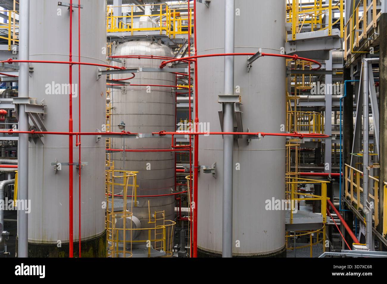 Distillation distillation column refinery hi-res stock photography and ...