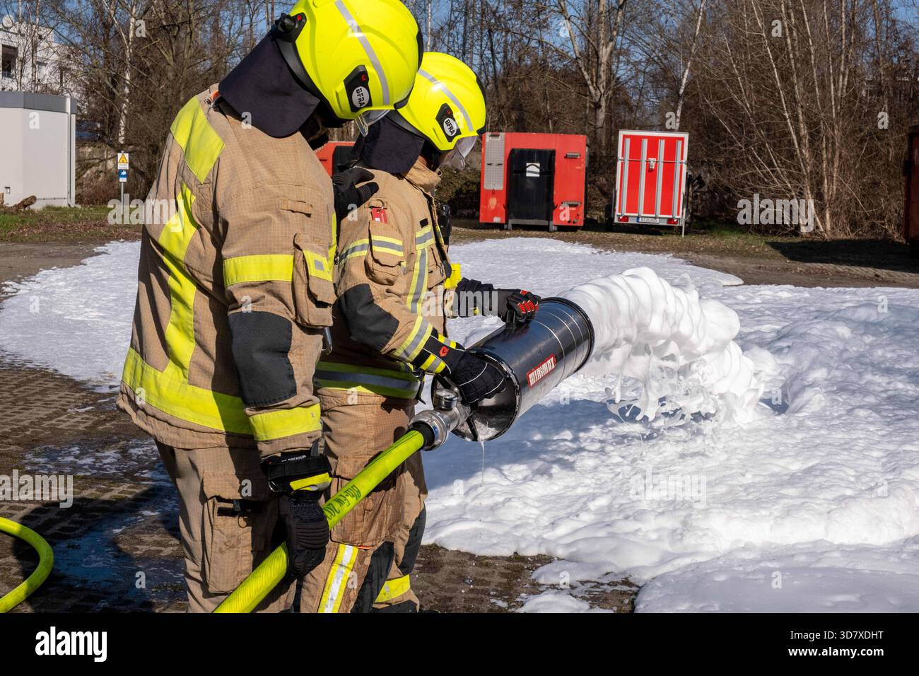 Auszubildende Feuerwehrmänner der Berliner Lehrfeuerwache 2500 üben auf ...