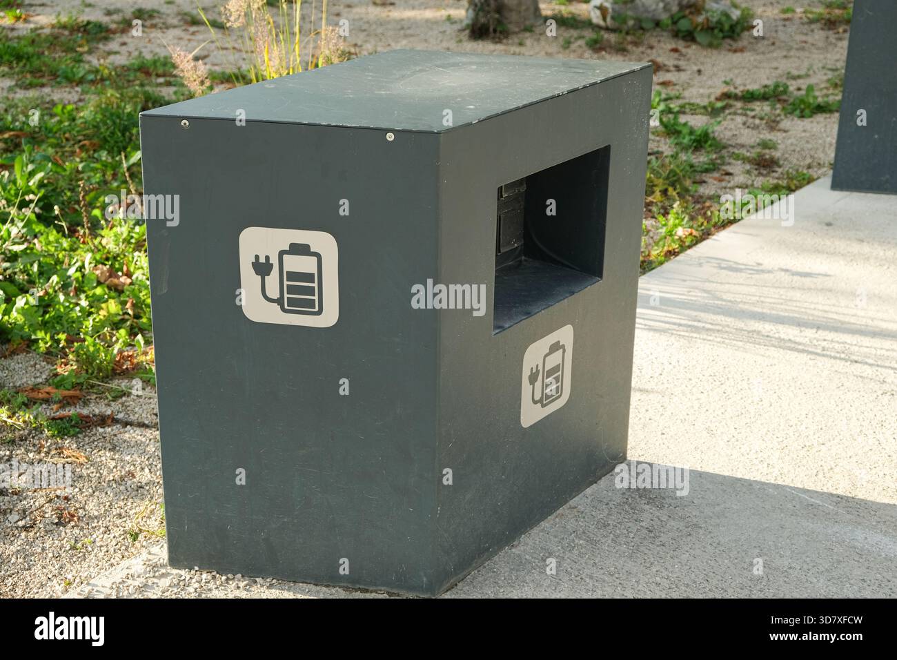 Modern electronic waste recycling hi-res stock photography and images ...