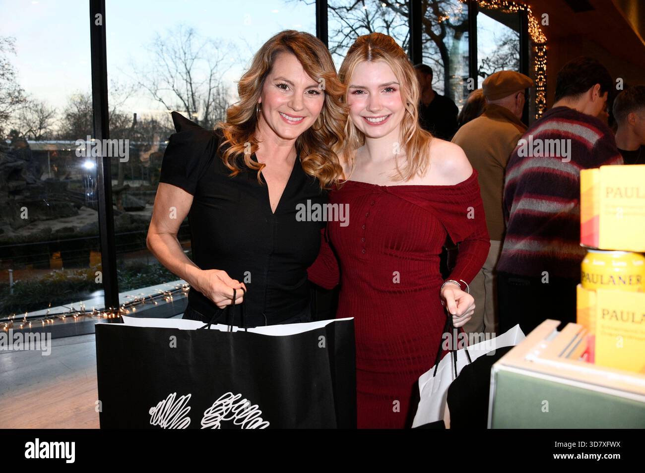 Luise Bähr und Eva Bloss bei der 5. Charity Promi Pack 2025 Aktion von ...