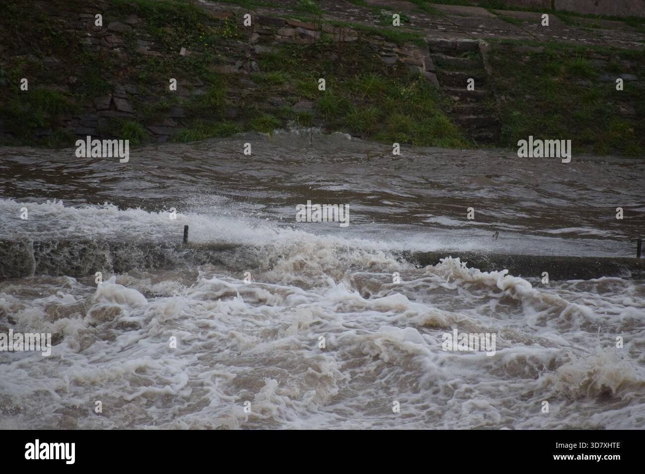 River waves breaking on shore hi-res stock photography and images - Alamy