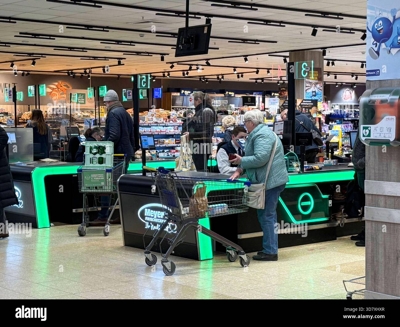 SYM Kassenanlage Uebersicht im Supermarkt bei Edeka Kassen SB Kassen ...