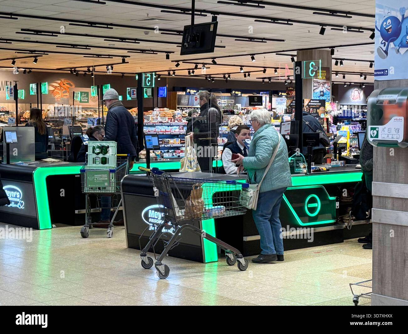 SYM Kassenanlage Uebersicht im Supermarkt bei Edeka Kassen SB Kassen ...