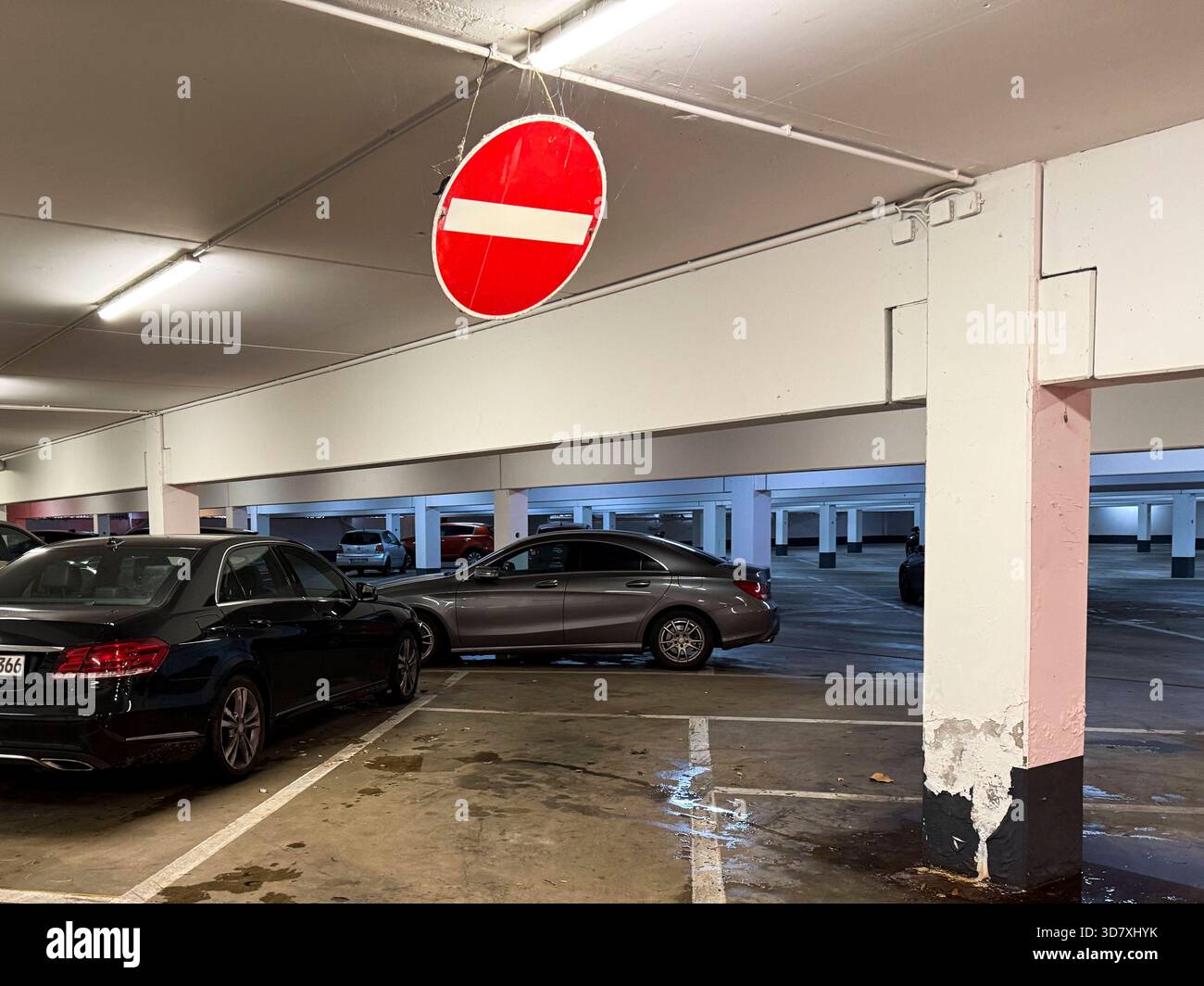 SYM Tiefgarage unter einem Edeka Supermarkt Autos Parken Gebuehr PKW Kunden PKW in Hamburg HH ...