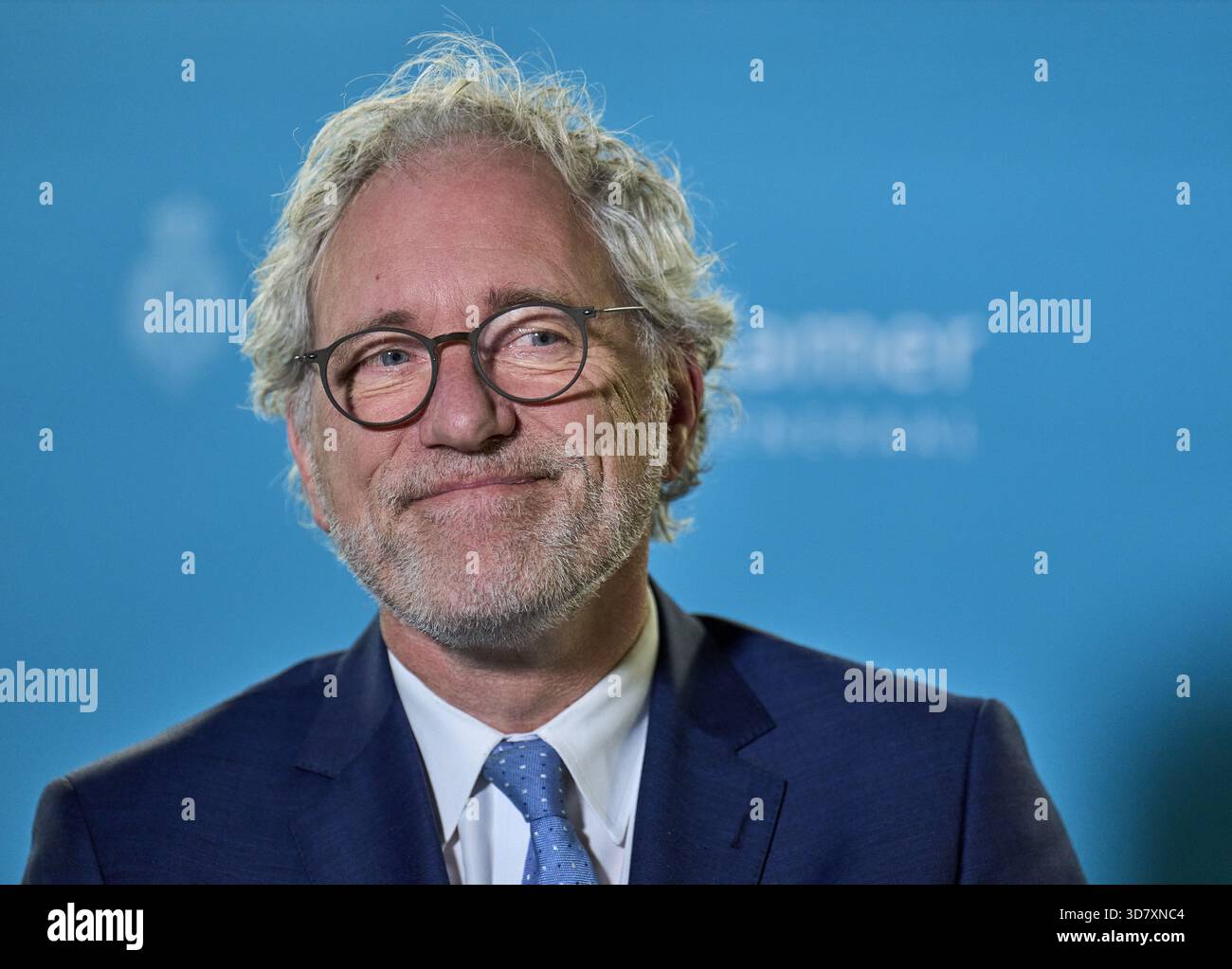 THE HAGUE – Thom de Graaf, the vice-president of the Council of State, leaves after a meeting ...