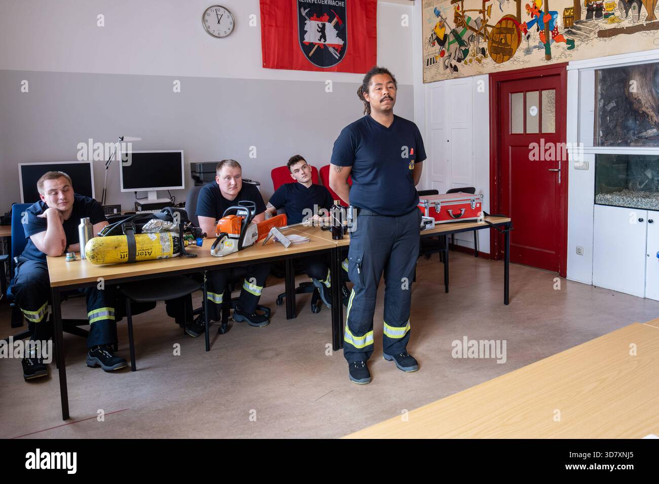 Auszubildender Feuerwehrmann Sascha bei der simulierten mündlichen ...