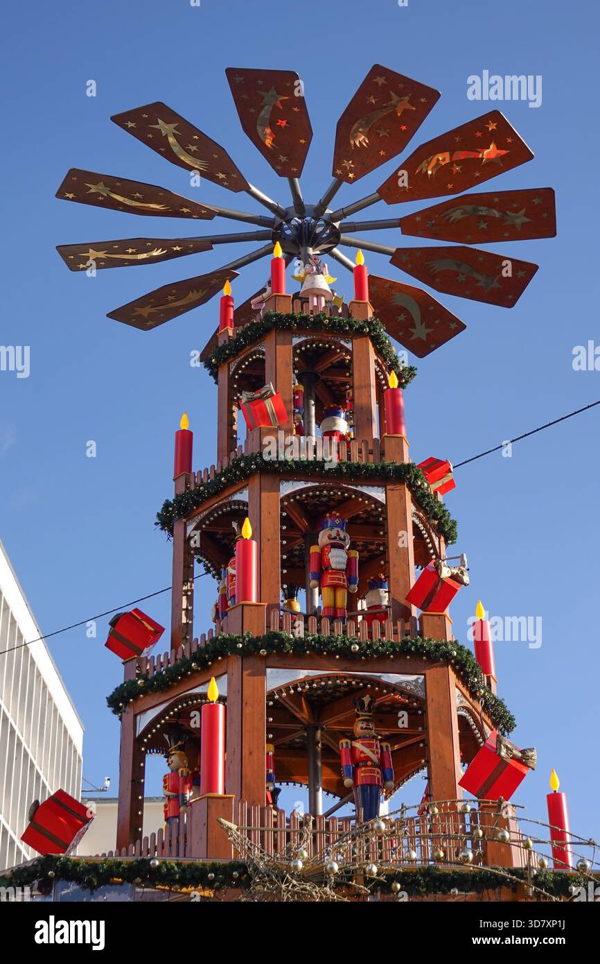 Large christmas pyramid market hi-res stock photography and images - Alamy
