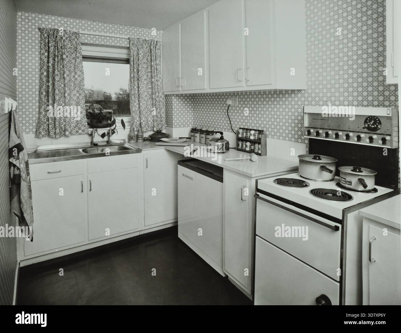 45 Enfield Chase, Houghton Regis, Dunstable, Bedfordshire: kitchen ...