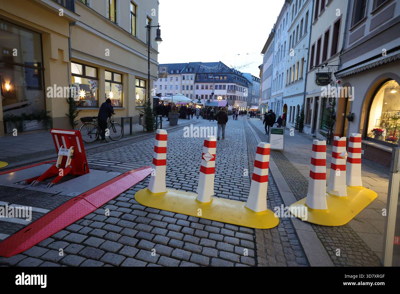 27 November 2025, Thuringia, Gera: Mobile roadblocks secure the access ...