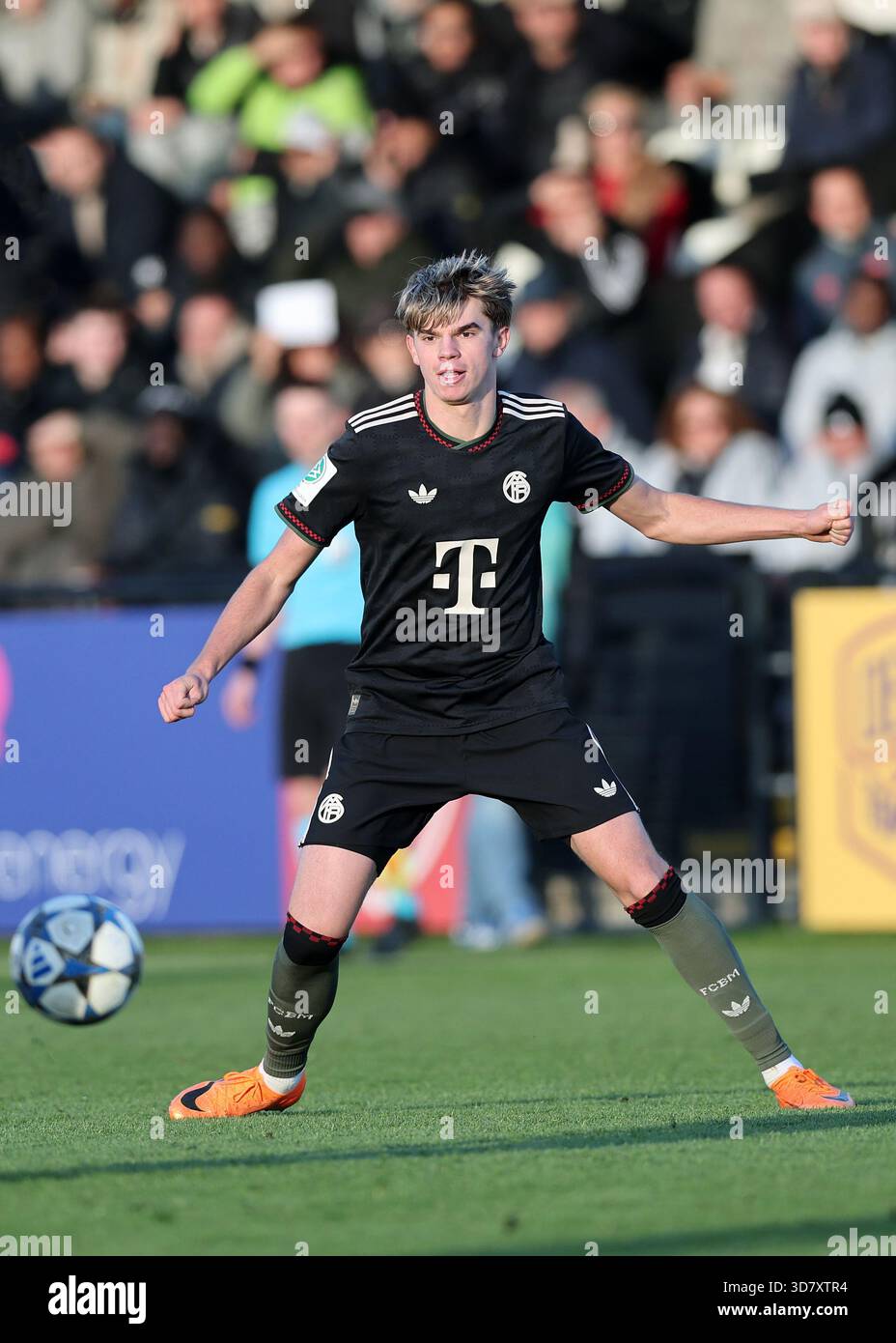 Borehamwood, England, 26th November 2025. Guido Della Rovere of Bayern ...