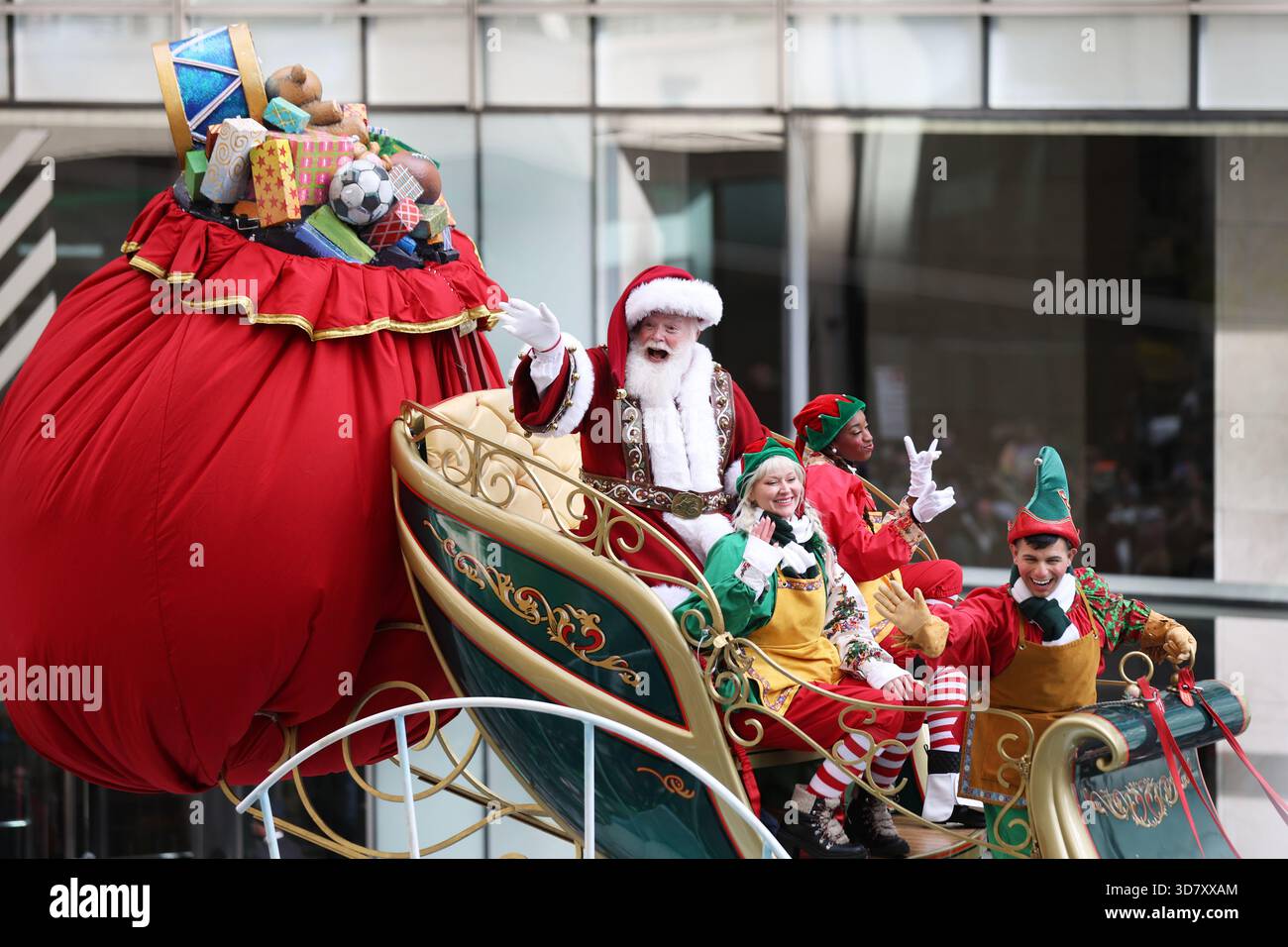 Santa Claus waves during the Macy's Thanksgiving Day Parade, Thursday ...