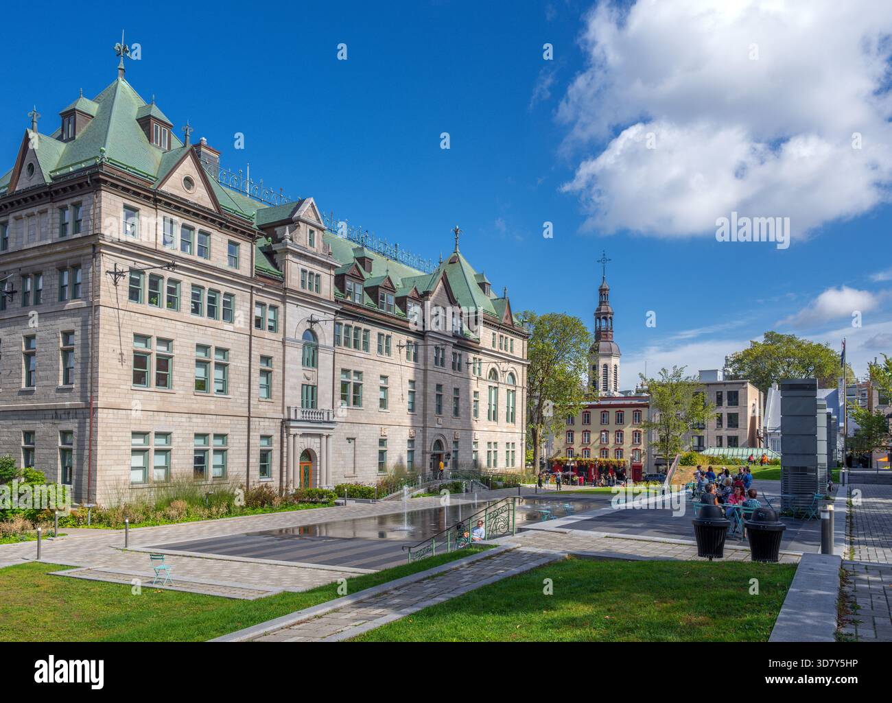 Tables and chairs outside the City Hall of Quebec City (Hôtel de Ville ...