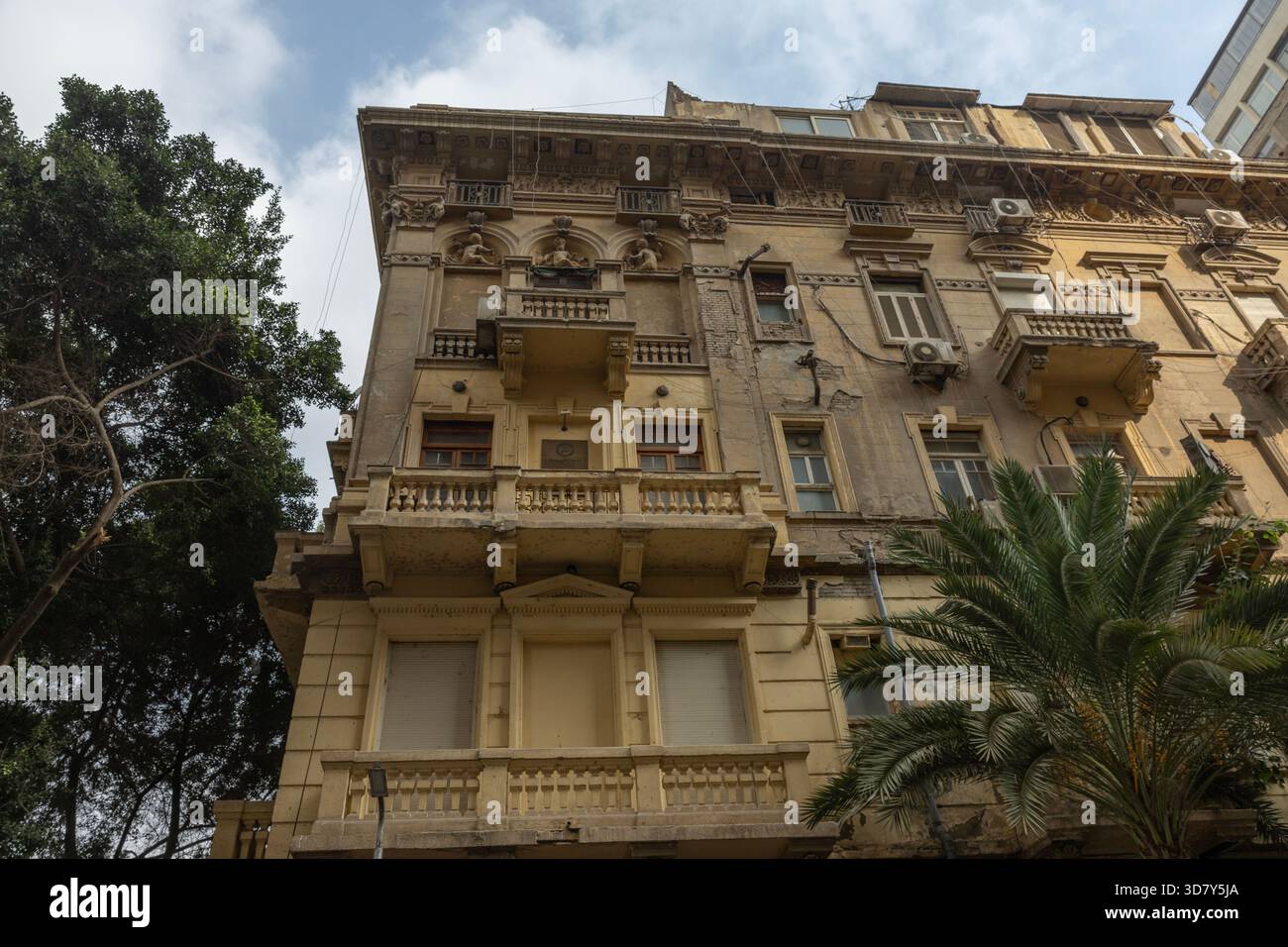 Haussmannian building in heart hi-res stock photography and images - Alamy