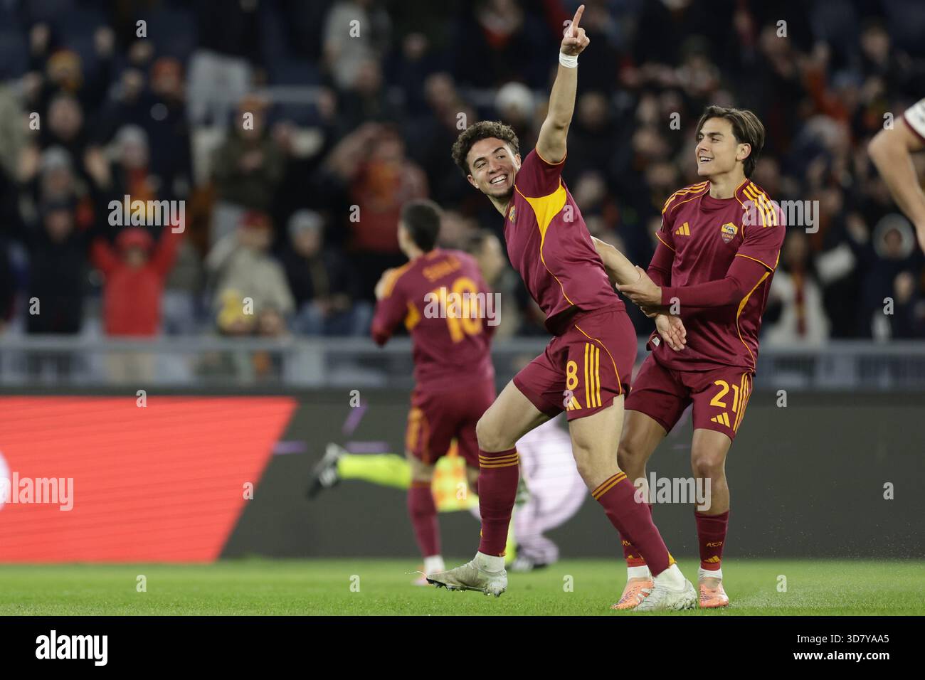 Roma's French midfielder Neil El Aynaoui celebrates after scoring a ...