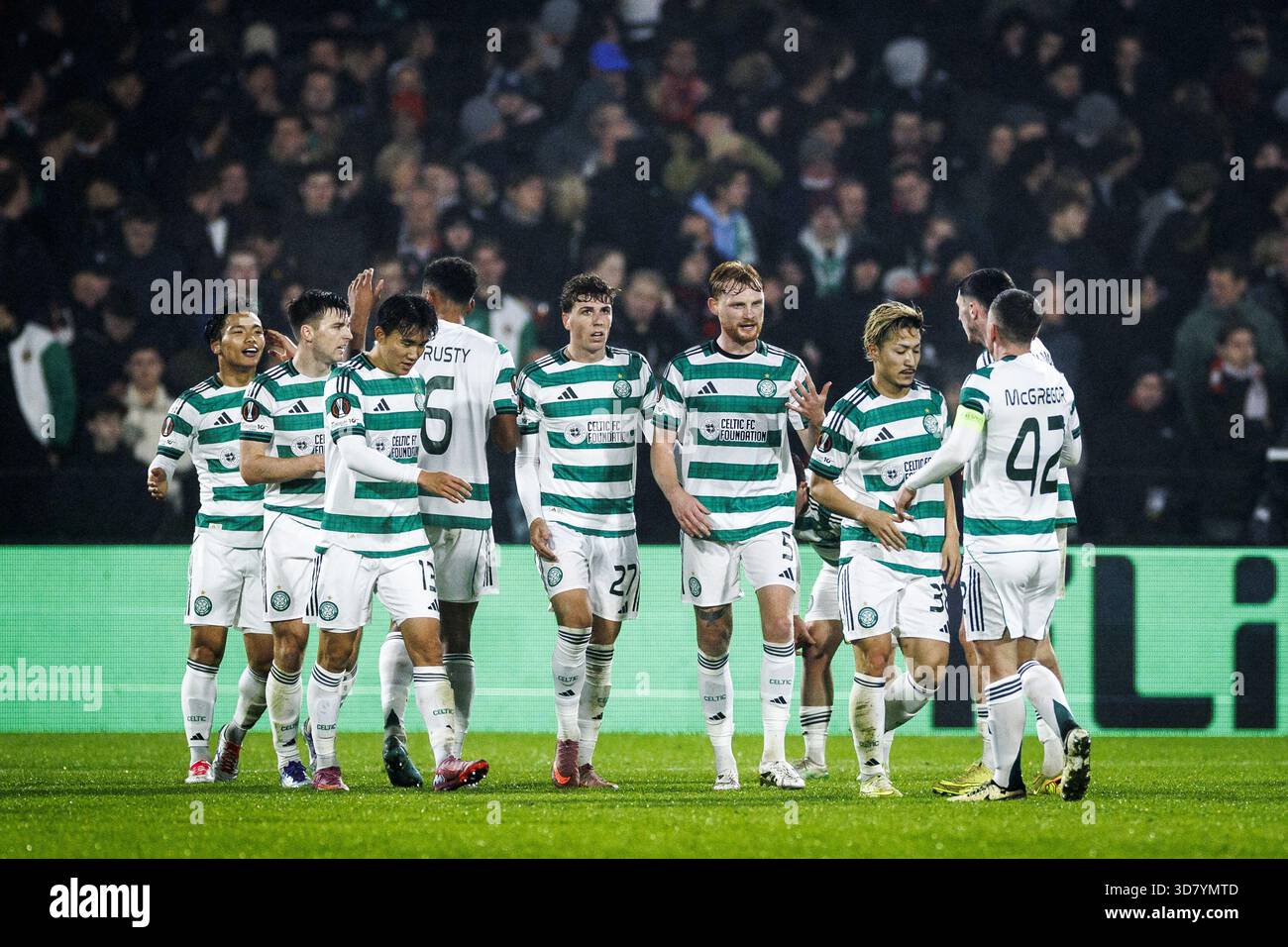 ROTTERDAM - Celtic FC players celebrate the 1-2 goal by Reo Hatate of ...