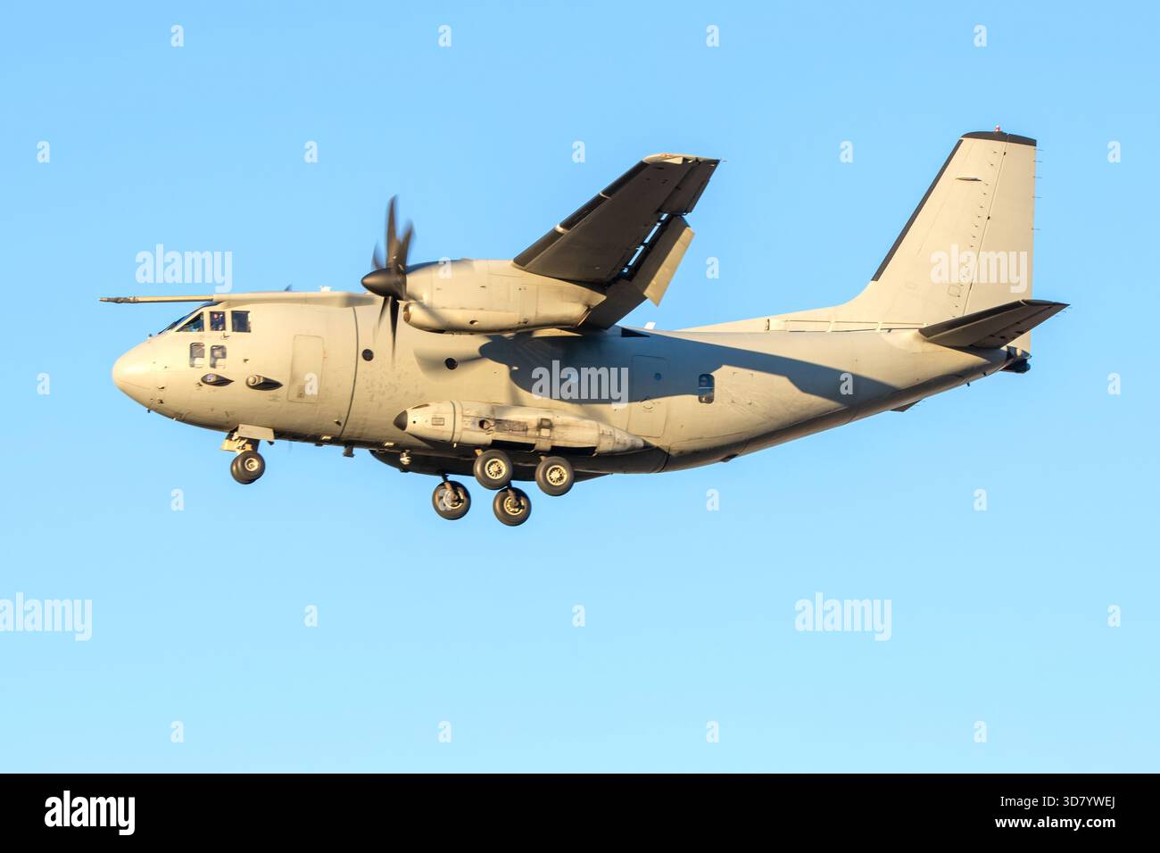 27j spartan militar transport airplane hi-res stock photography and ...