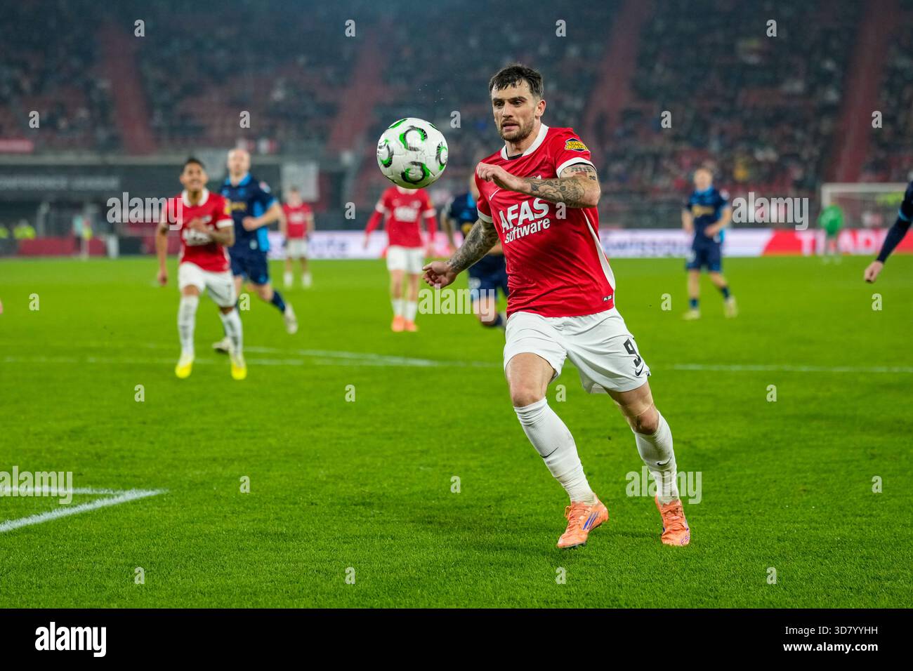 ALKMAAR, NETHERLANDS - NOVEMBER 27: Troy Parrott of AZ Alkmaar runs ...