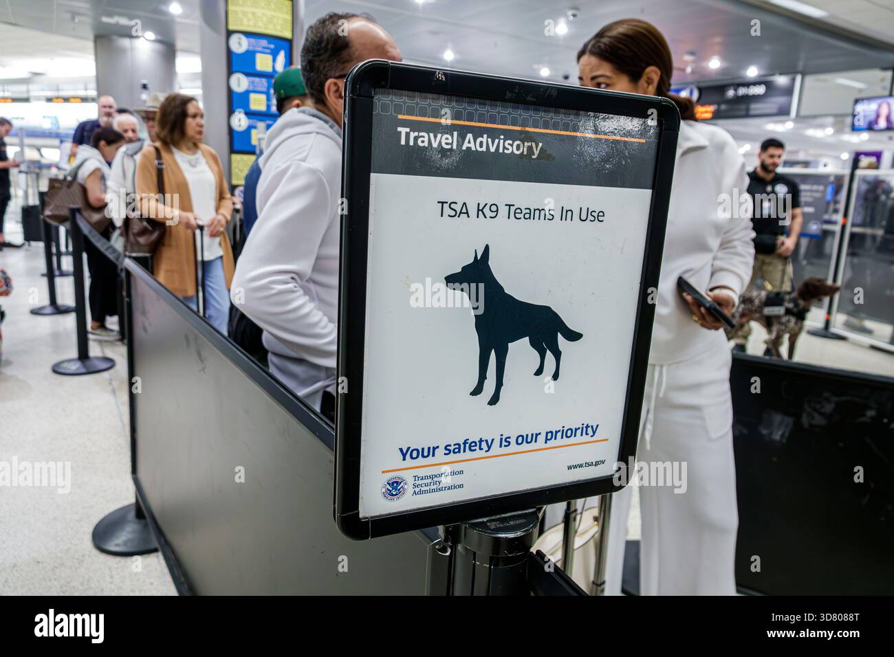 Tsa k9 teams sign hi-res stock photography and images - Alamy