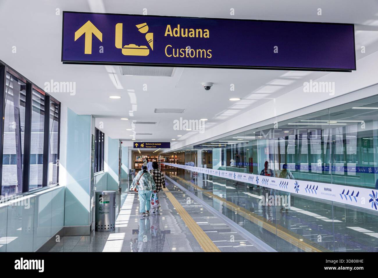 Clear instructional airport signage hi-res stock photography and images ...