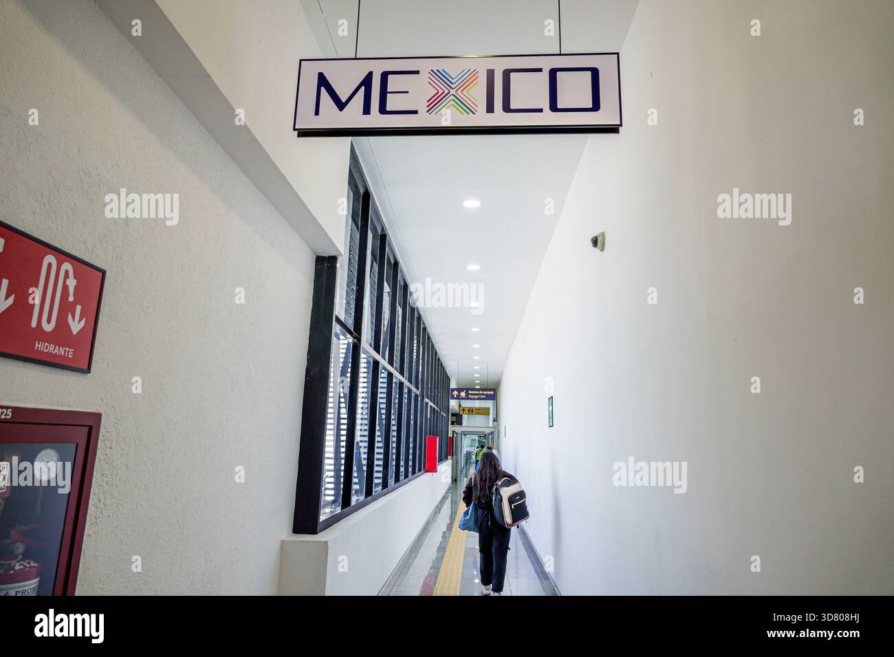 Overhead mexico welcome sign hi-res stock photography and images - Alamy