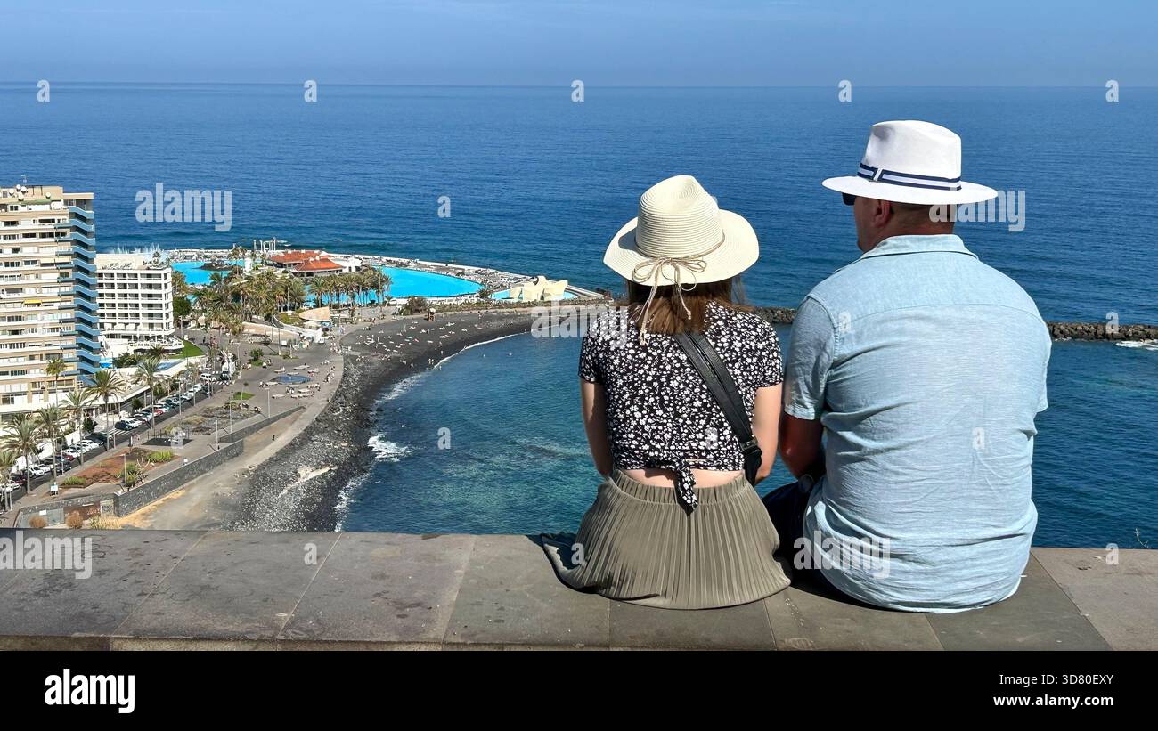 Tourist couple viewpoint la hi-res stock photography and images - Alamy