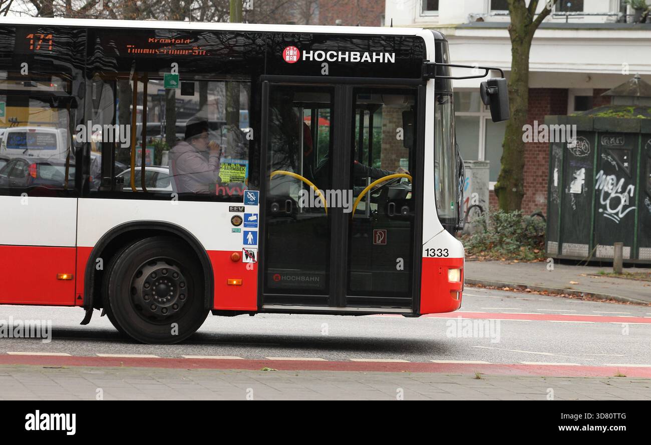 Ein E-Bus der Hamburger Hochbahn AG fährt eine Straße entlang. Barmbek ...
