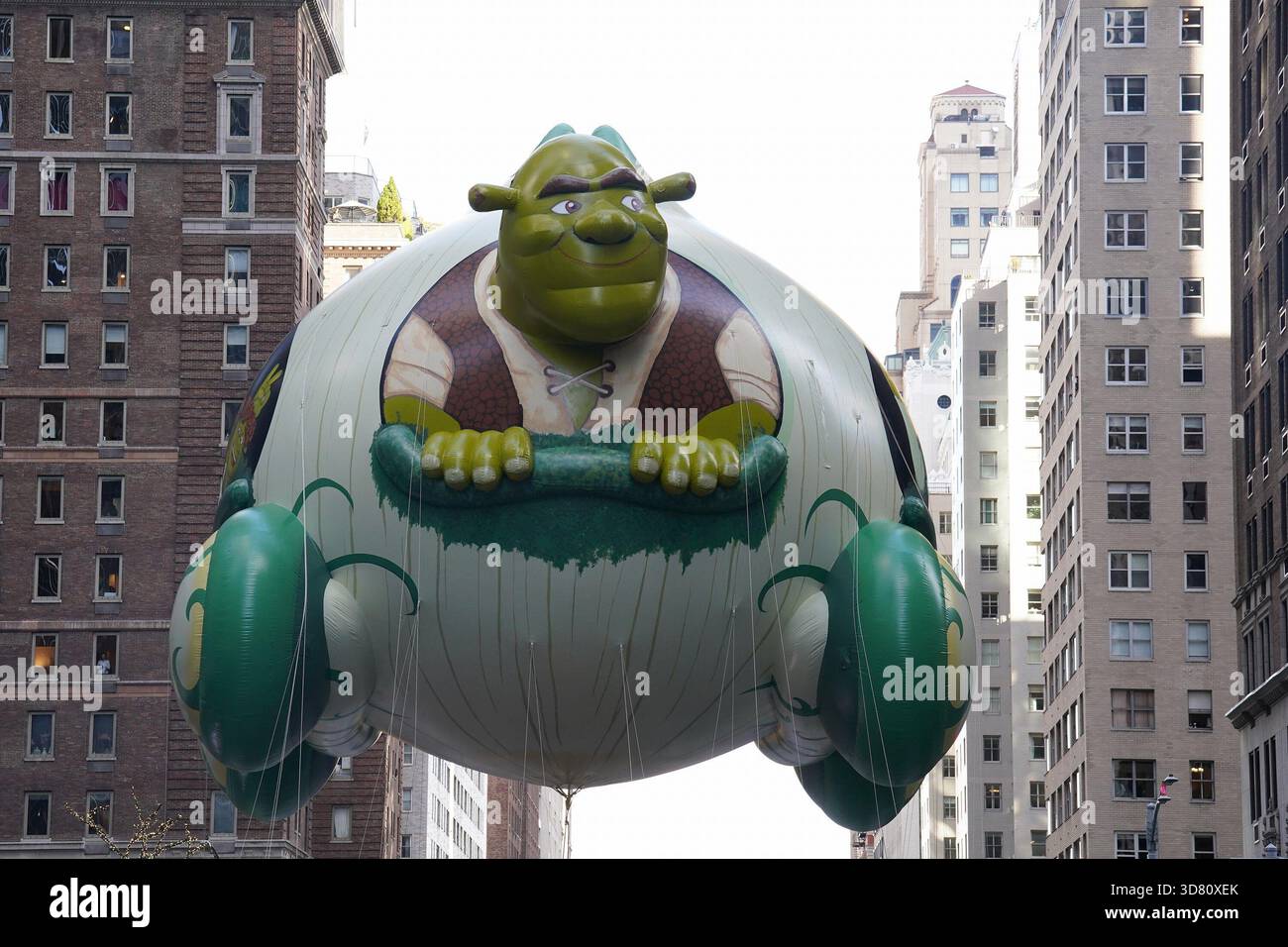 Shrek s Onion Carriage, Balloon out and about for Macy's Thanksgiving ...