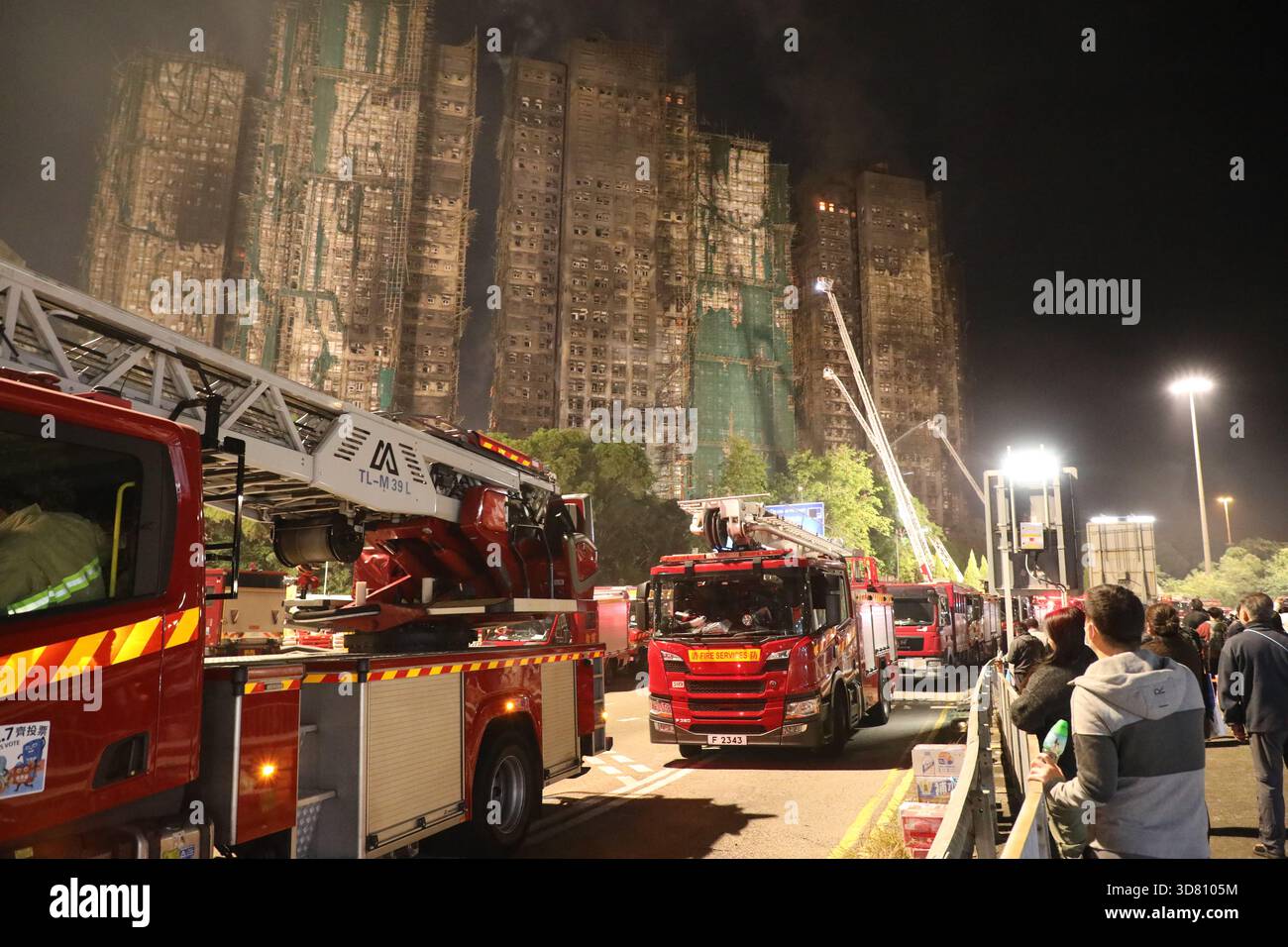 Fire in high-rise residential complex in Hong Kong Residents watch ...