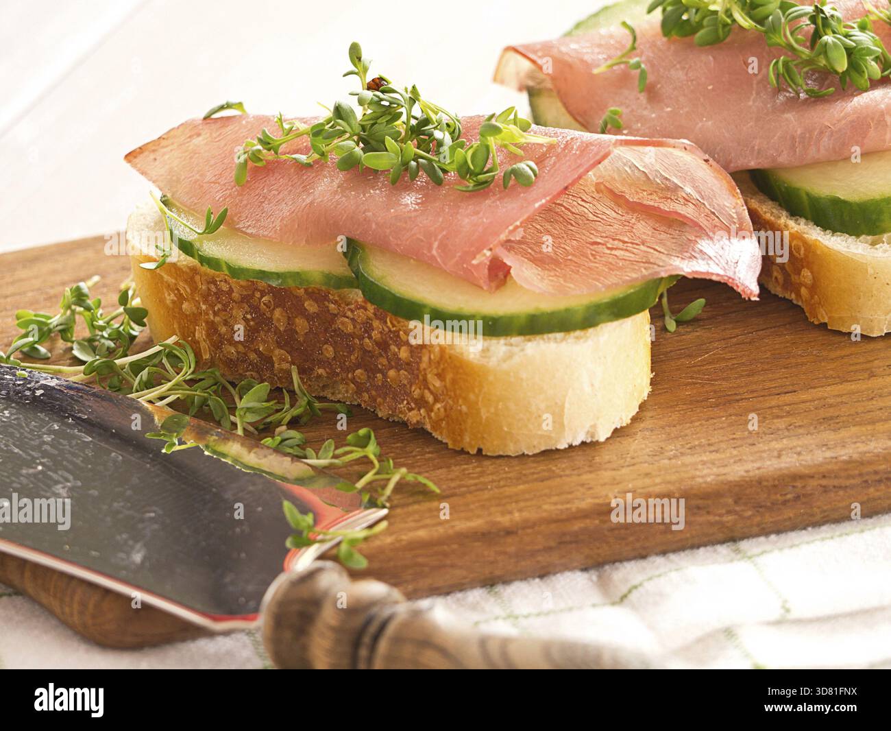 Food, Schinkenbrot mit Gurke und frischer Kresse Stock Photo - Alamy