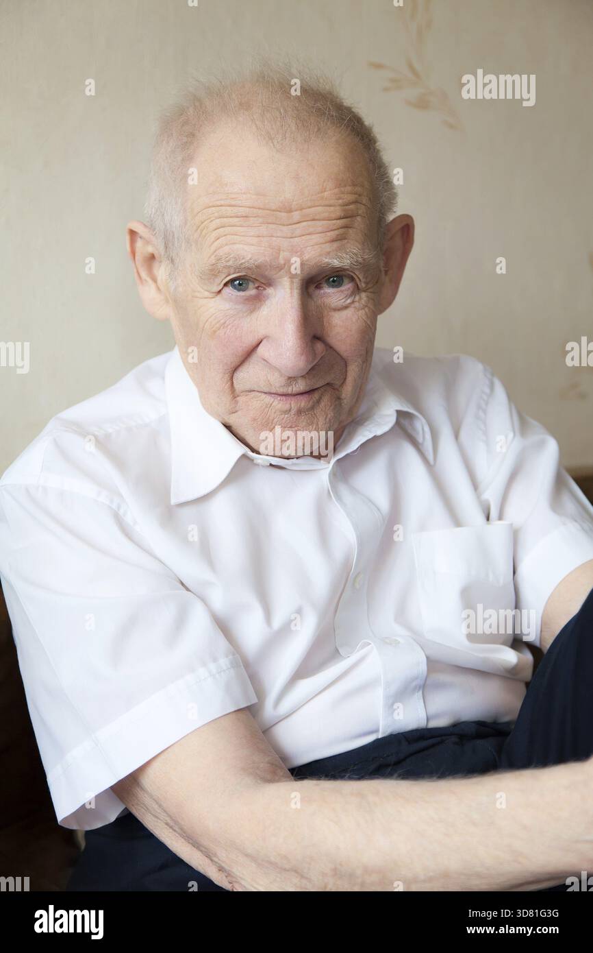 Face portrait of an old man Stock Photo - Alamy
