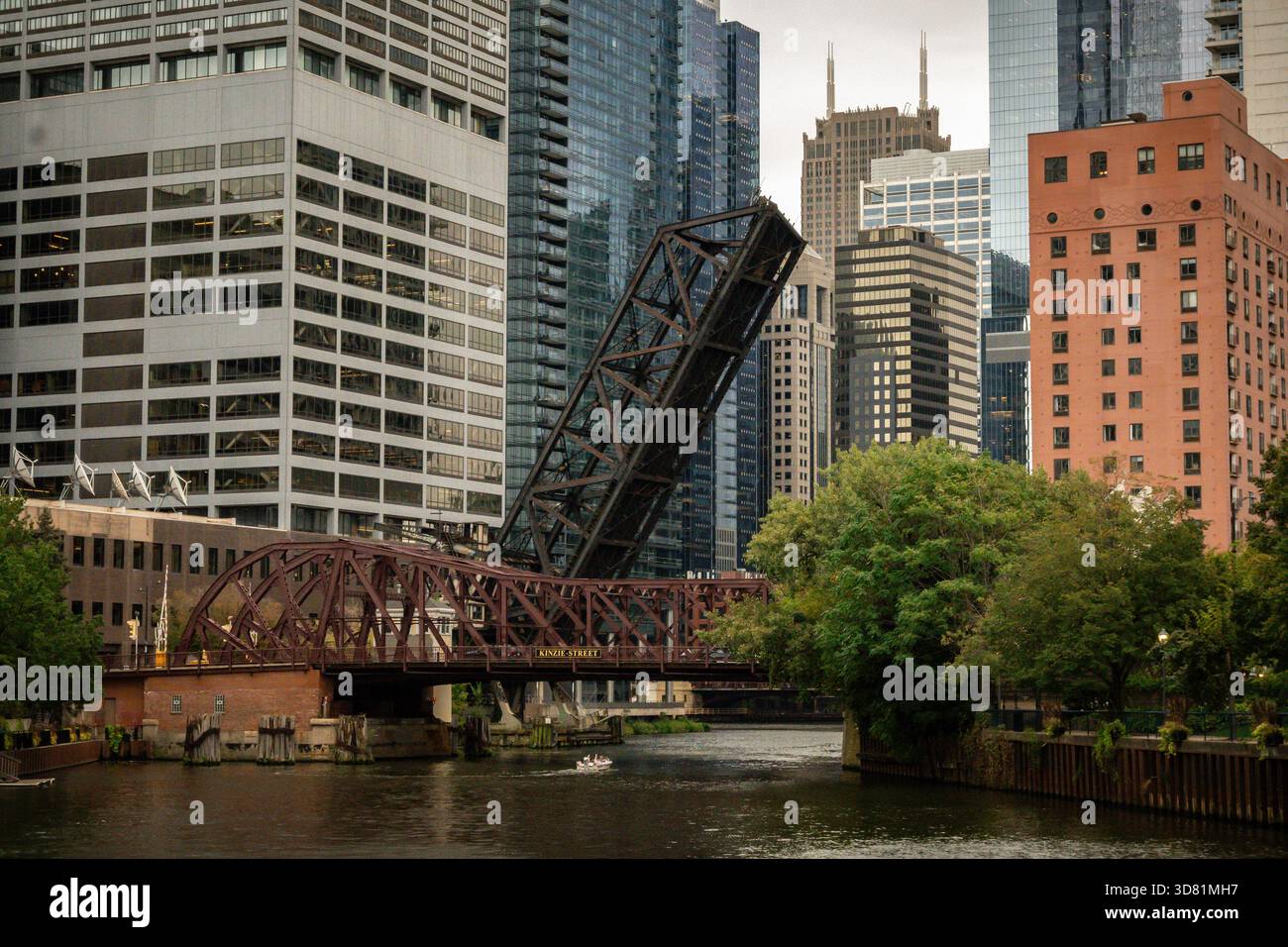 Chicago city buildings overlooking the river under a cloudy sky Stock ...
