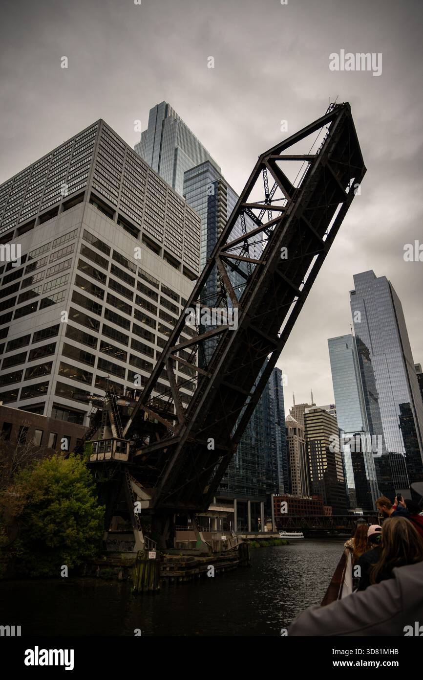 Chicago city buildings overlooking the river under a cloudy sky Stock ...