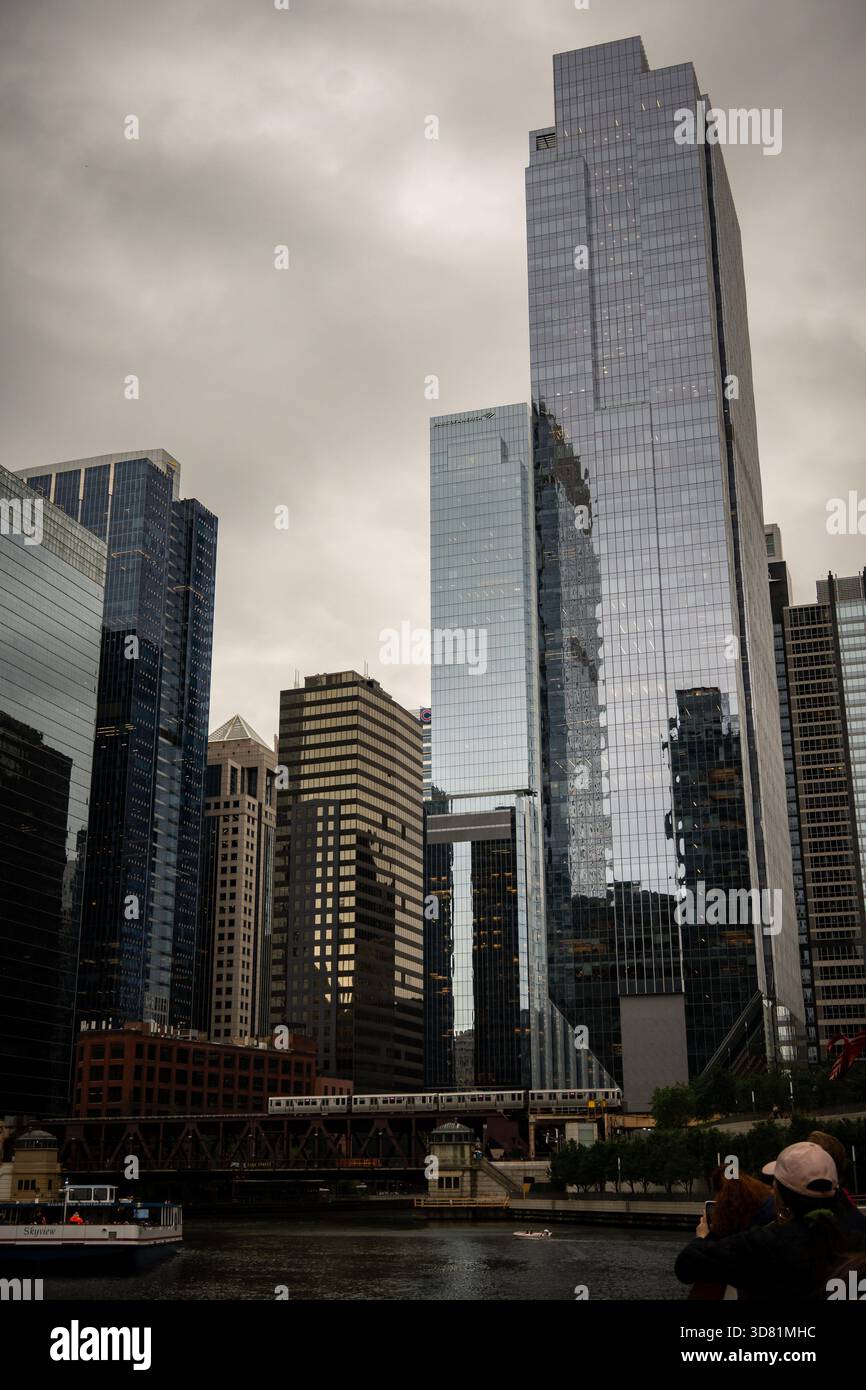 Chicago city buildings overlooking the river under a cloudy sky Stock ...