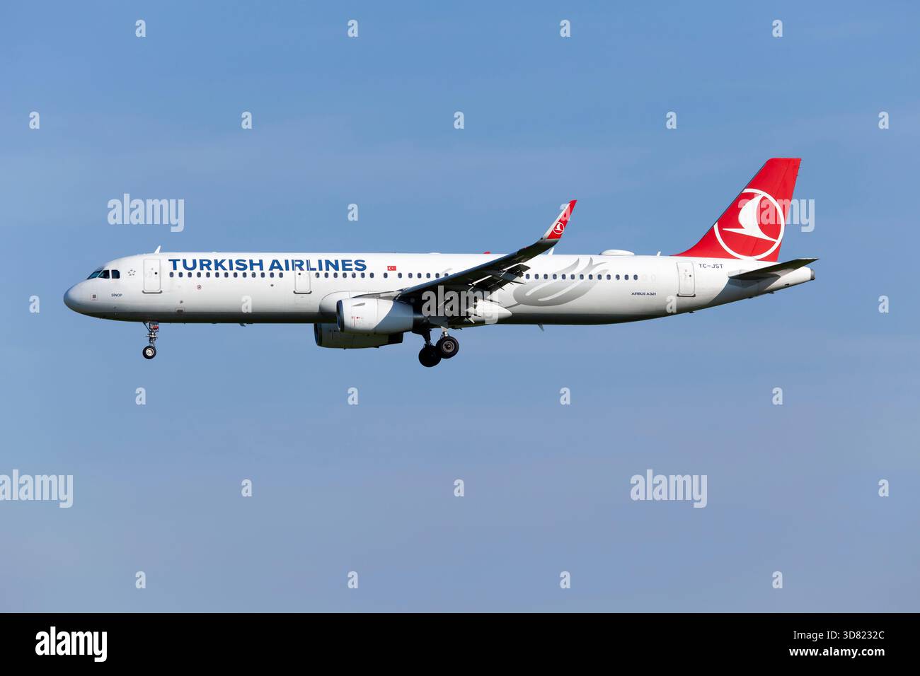 A Turkish Airlines Airbus 321 landing at Copenhagen Kastrup Airport ...