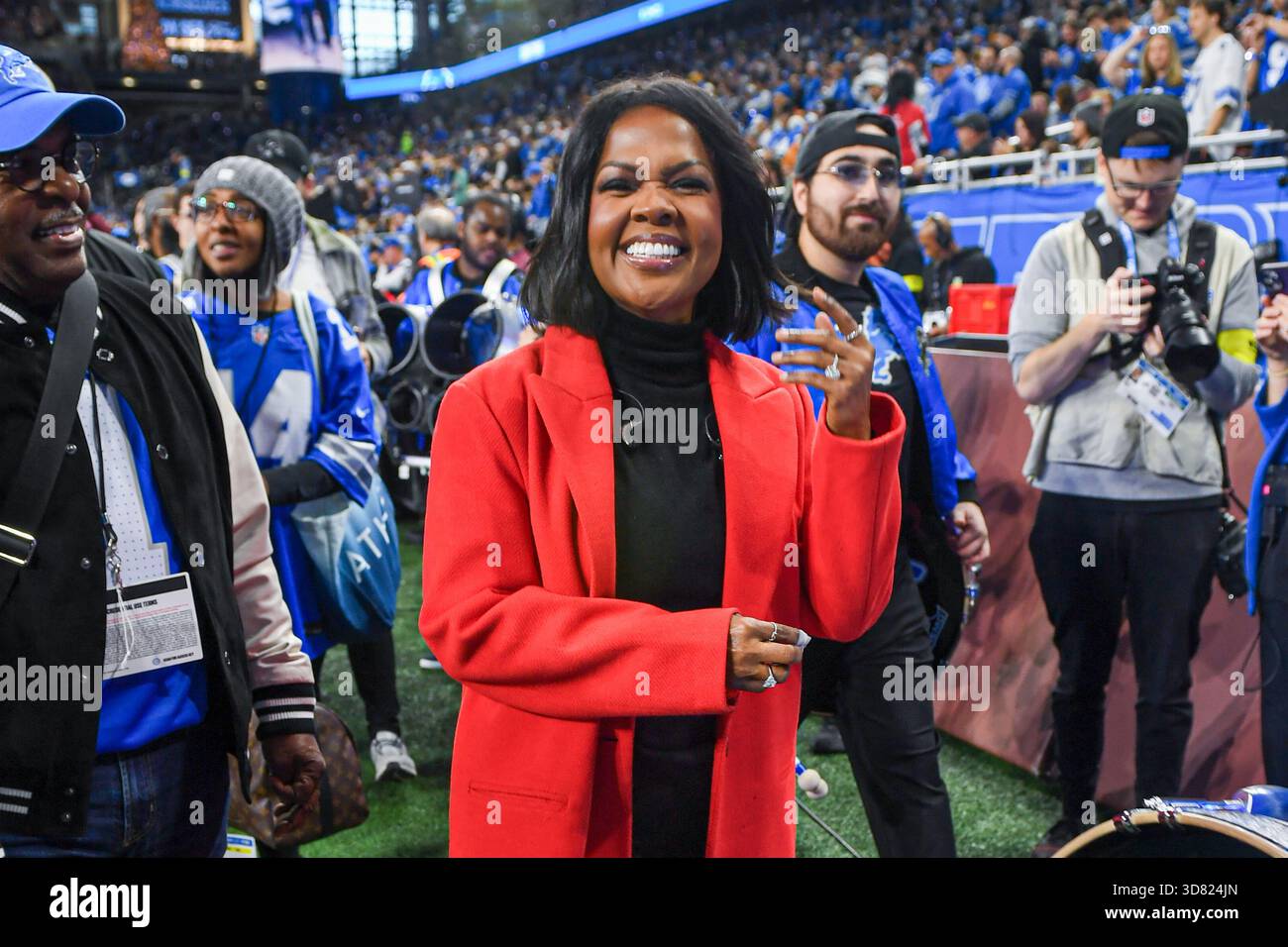 DETROIT, MICHIGAN - NOVEMBER 27: CeCe Winans walks off the field after ...