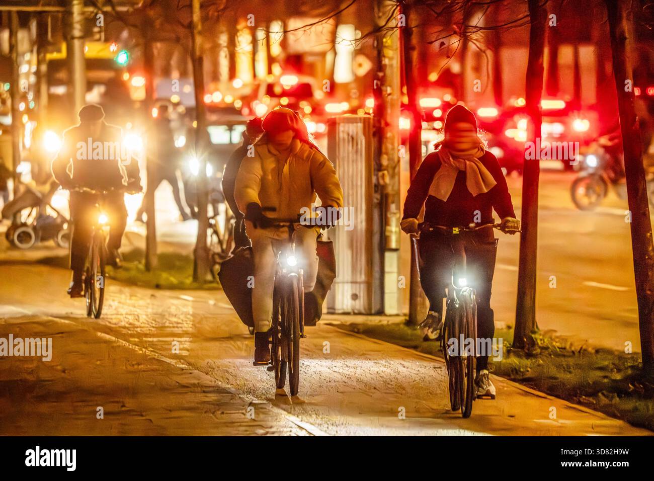Radfahrer abends in der Prinzegentenstraße, auf dem Radweg, Autoverkehr ...