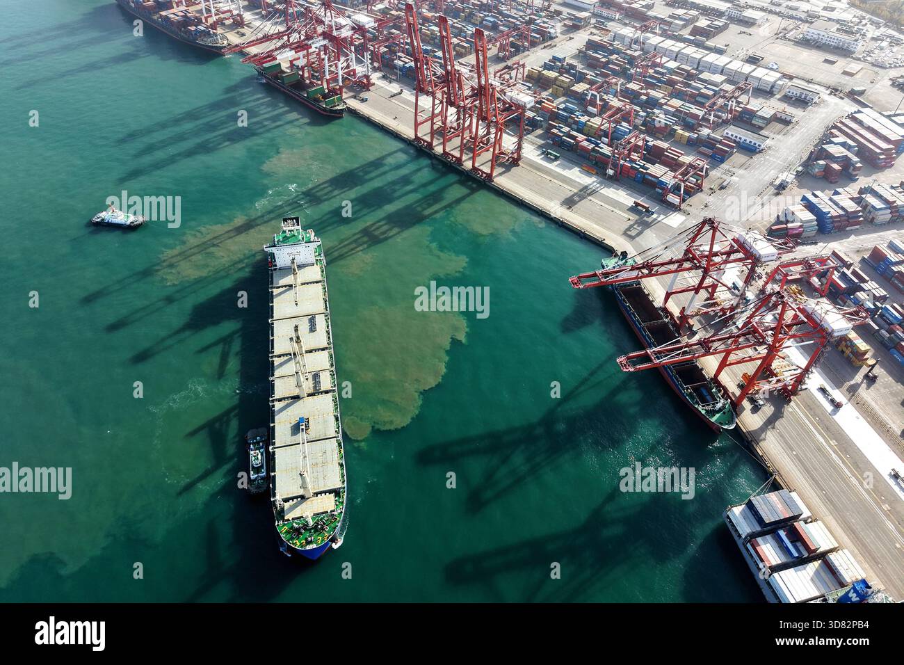 QINGDAO, CHINA - NOVEMBER 28, 2025 - A cargo ship transferred berth at ...