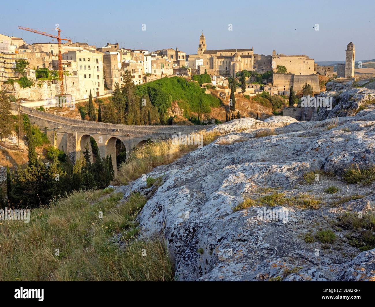 Gravina in Puglia and the Ponte Acquedotto Stock Photo - Alamy