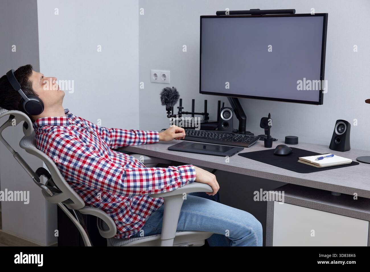 Gamer man professional headphones relaxing hi-res stock photography and ...