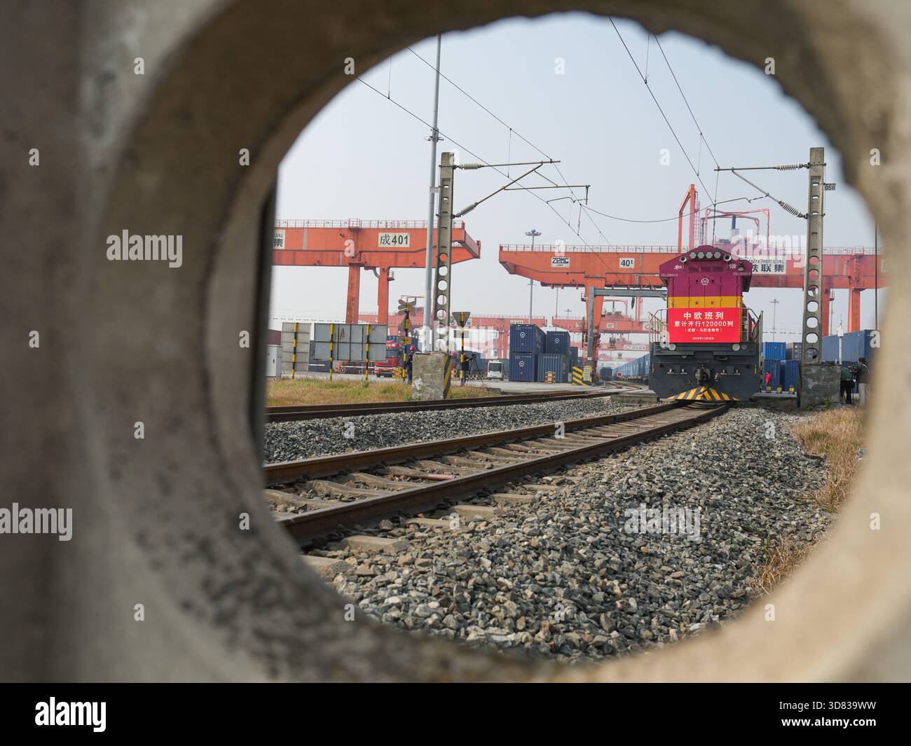 (251128) -- CHENGDU, Nov. 28, 2025 (Xinhua) -- The X8086 China-Europe ...