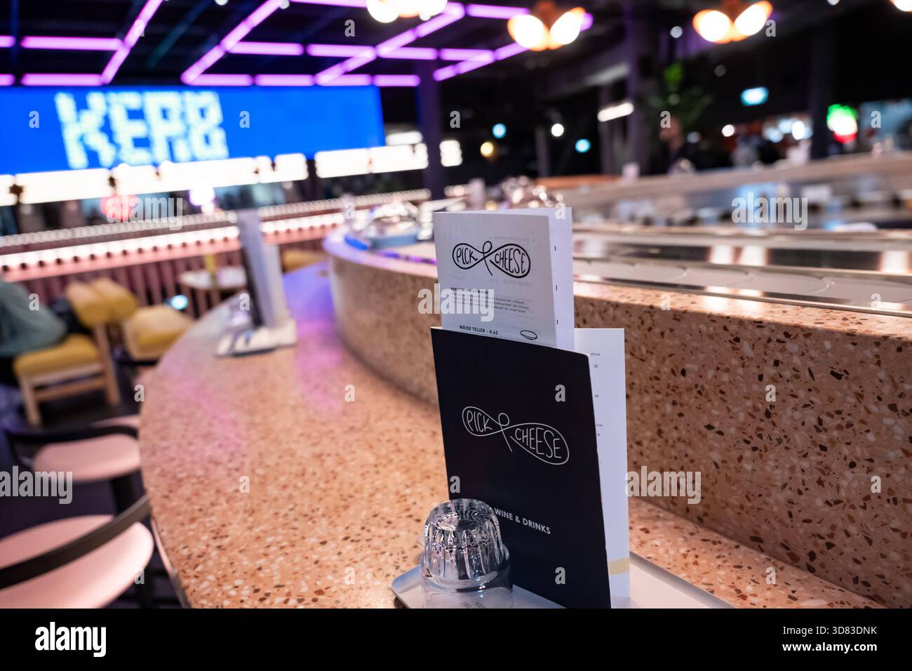 Pick & Cheese im Kerb Food Hall in Berlin am 20. Oktober 2025. Kerb ...