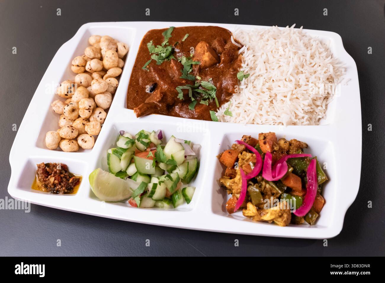 Chicken Tali bei Moksa im Kerb Food Hall in Berlin am 20. Oktober 2025. Kerb Food Hall ...