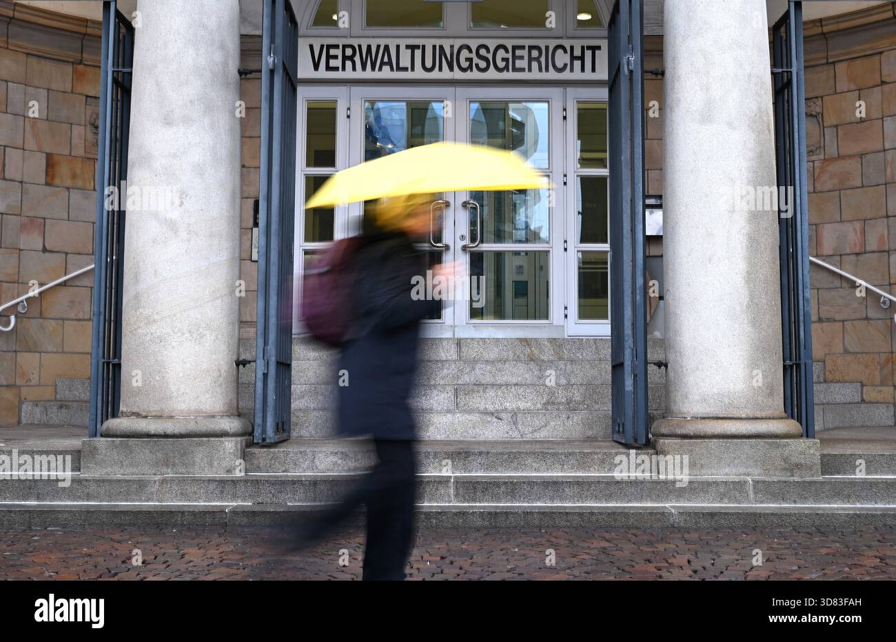 28 November 2025, North Rhine-Westphalia, Gelsenkirchen: A passer-by ...