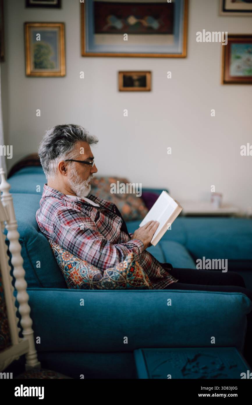 Older man in blue shirt hi-res stock photography and images - Alamy