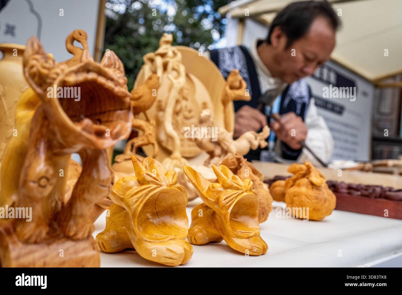 (251128) -- KUNMING, Nov. 28, 2025 (Xinhua) -- Yang Huanpei, a ...