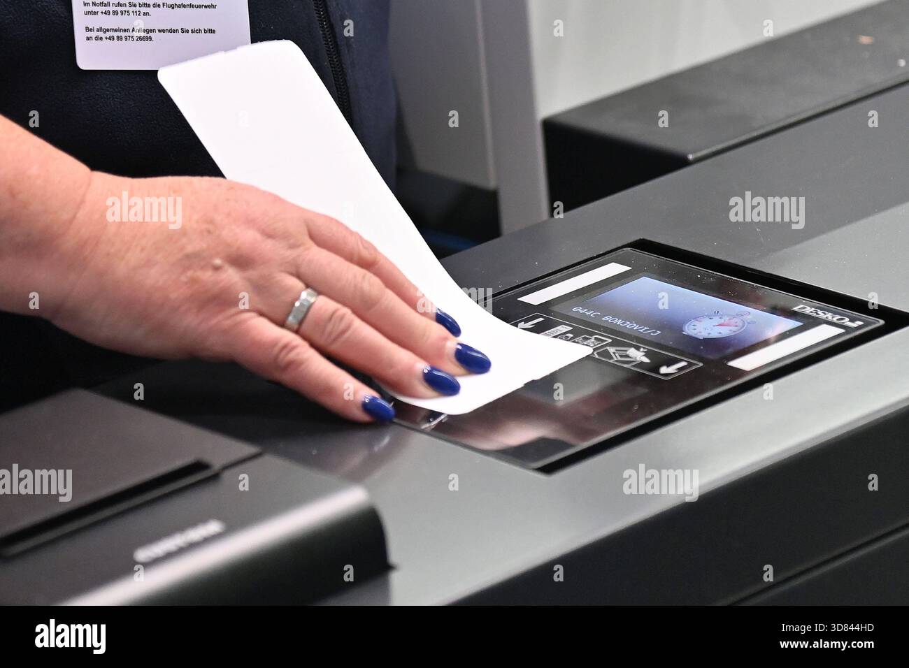 Kontrolle der Bordkarte,Boarding Pass, Boarding Pass Scanner,scannen ...