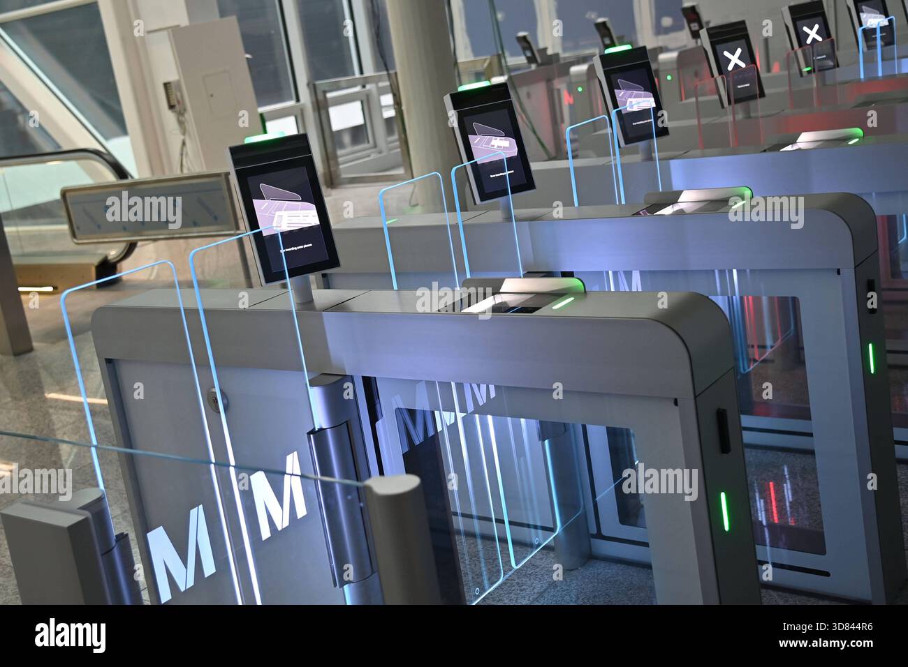 Boarding Pass Scanner,scannen,boarding. Bordkarten Scanner, self ...